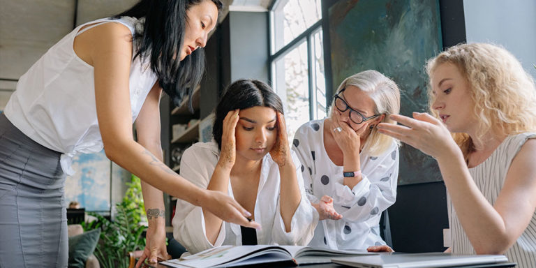 ¿Qué es el techo de cristal y cómo afecta a las mujeres? | Factorial